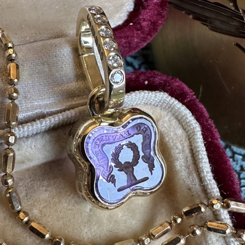 Classic Pendant – Bauble Magpie