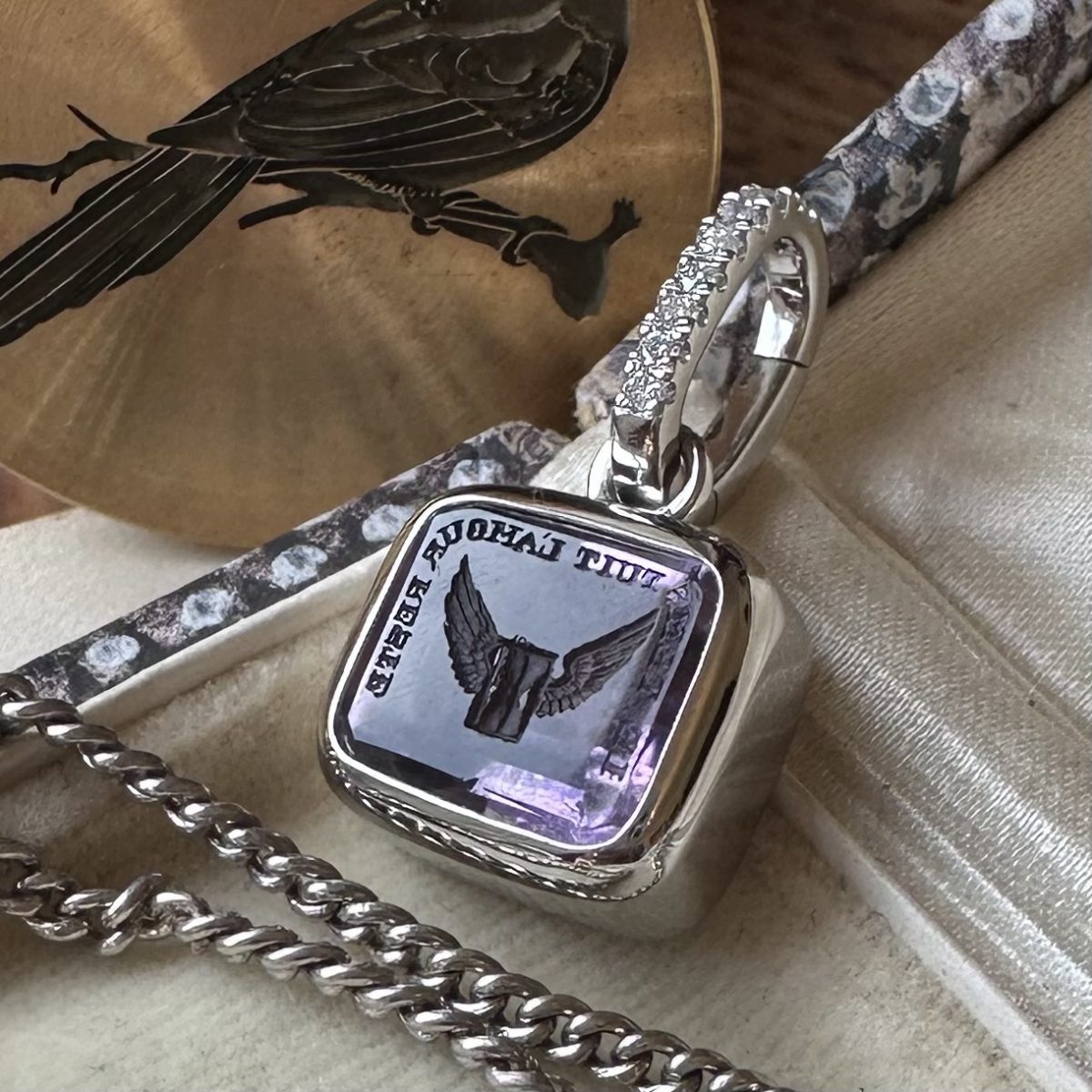 Classic Pendant – Bauble Magpie