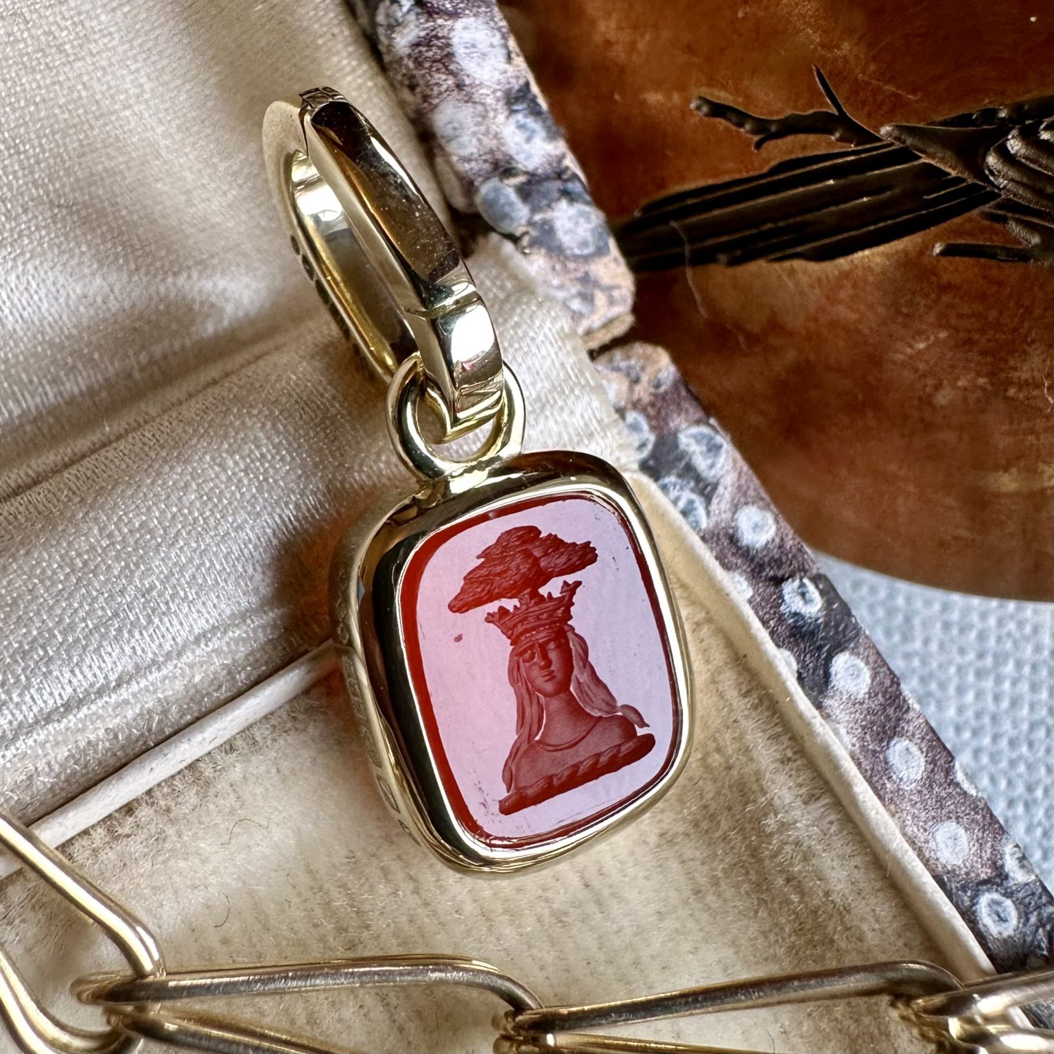 Classic Pendant – Bauble Magpie